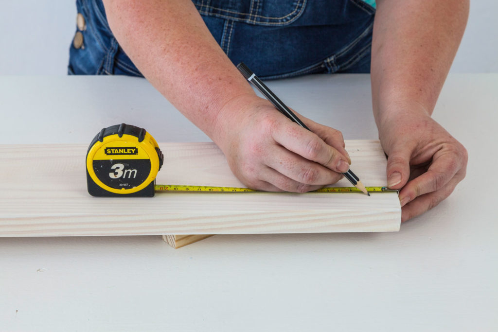How to make an easy shelf | DIY Blog