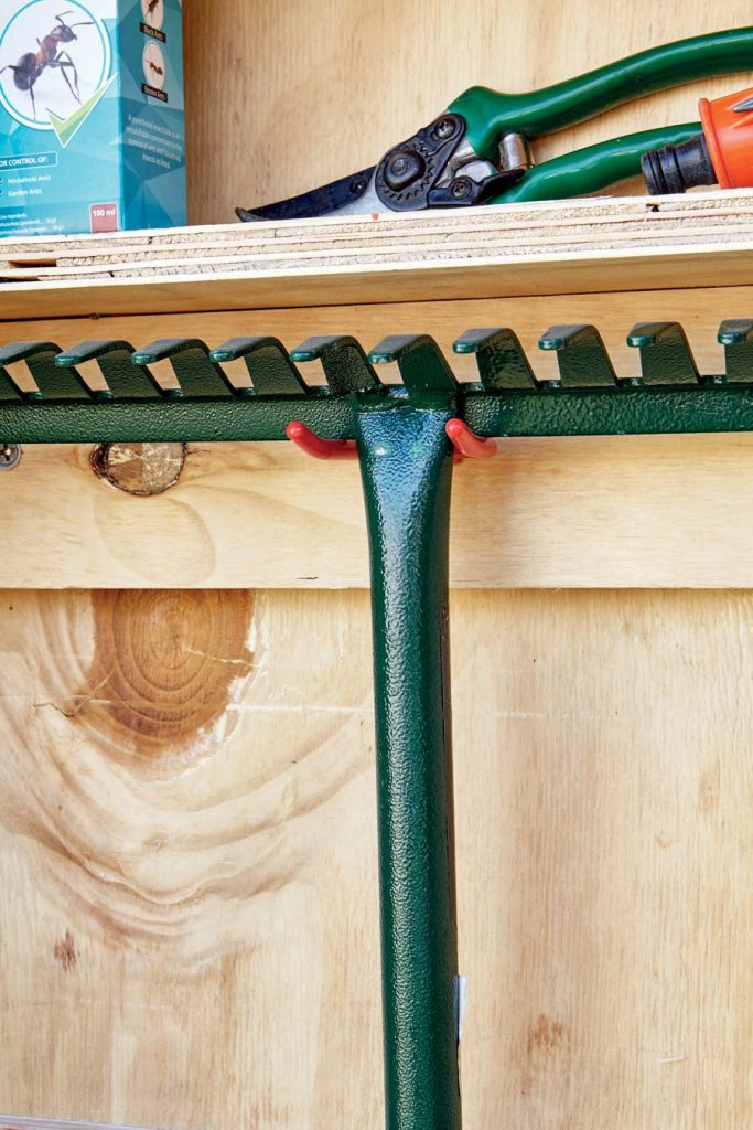 How to make a garden tool station | DIY Blog